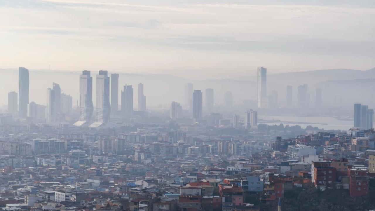 İzmir'de büyük depremden küçük ders: Riskli yapılarda korkutan ...